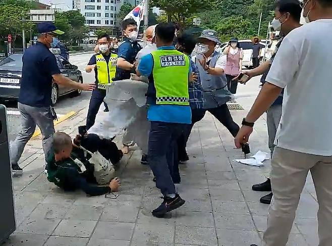 머리 찍어내리고 발길질강남 한복판서 승려들 무자비한 폭력