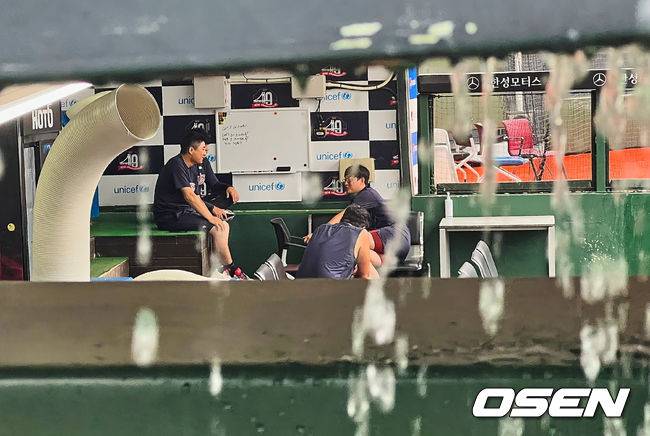 굵은 비 내리는 사직구장, 얘기 꽃 피우며 망중한 즐기는 롯데 선수들 [O! SPORTS]