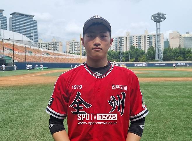 봉황대기 롤모델은 최준용 목표는 150km우승팀 집어삼킨 전주고 에이스