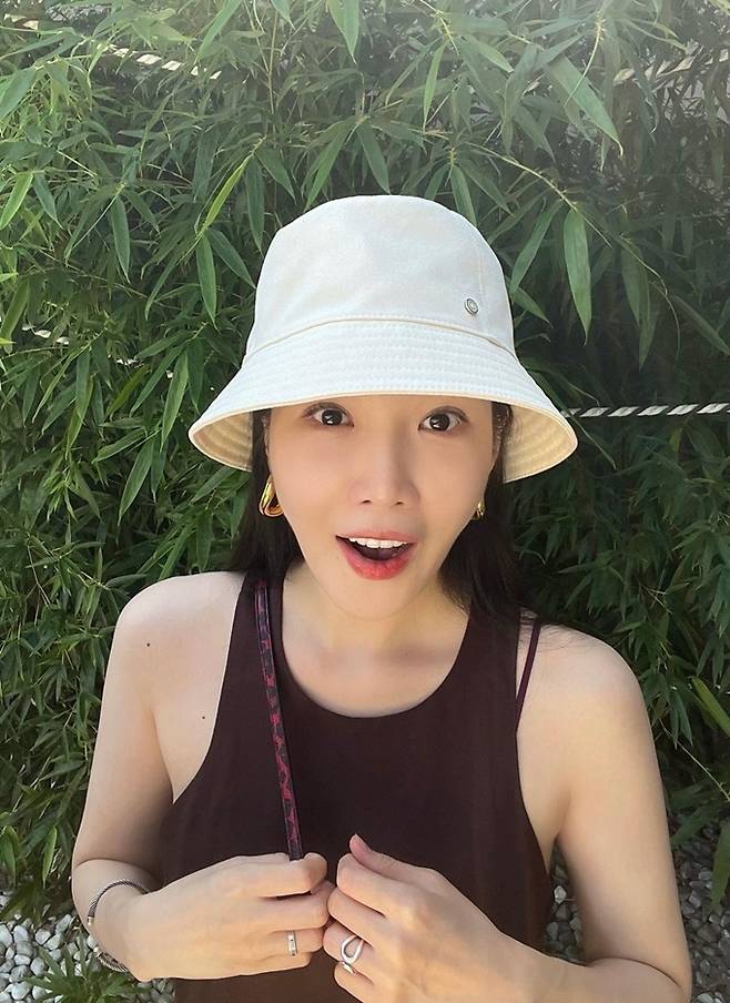 새댁 이해리 은근히 섹시한 슬릿 원피스룩 각선미도 예뻐 패션엔