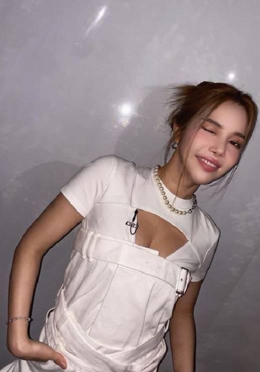 마마무 솔라 가슴 뻥 뚫린 파격 의상눈빛도 치명적