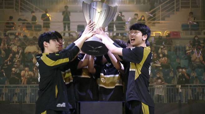드디어 결승서 T1 꺾은 젠지 우승 적기에 감격의 Lck 첫 우승 달성