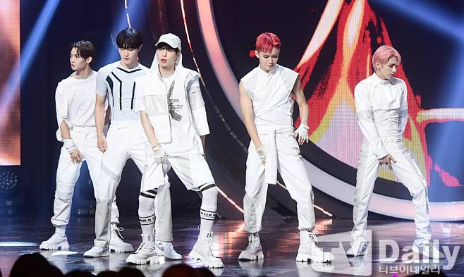 [TD포토] CIX '흘려 내리는 매력'