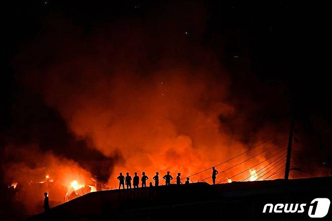 화재로 불길 확산되는 방글라데시 슬럼가