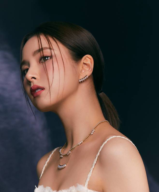 TASAKI(타사키), 데인저 시리즈와 함께한 카리스마 가득한 신세경 화보 공개