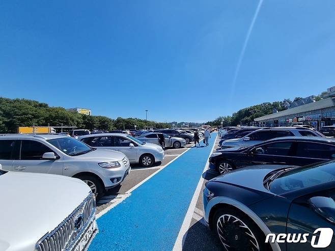 거리두기 해제 후 첫 명절 고속도로 휴게소 귀성객으로 붐벼