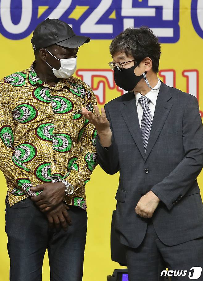 이주민 안부 묻는 고경수 목사