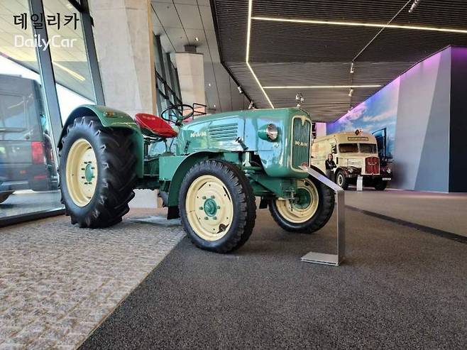 61년 전 생산됐던 만(MAN) 트랙터..여전히 모던한 디자인 '눈길' | 데일리카