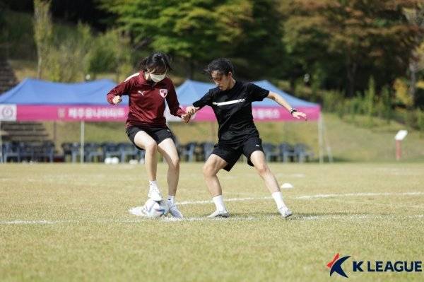 축구 홀릭 그녀들을 홀렸다k리그 여자 풋살대회 퀸컵의 축구 클리닉