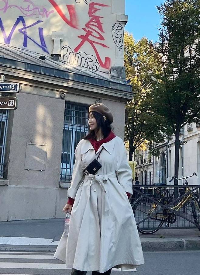 황신혜 가을을 입었네 베레모에 트렌치코트 60대 가을 멋쟁이 패션엔