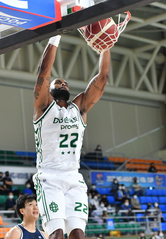 '에르난데스-두경민 19점' DB, KCC에 20점 차 완승..대회 첫 승