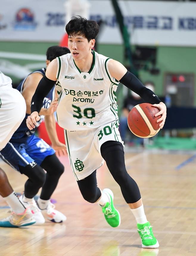 '두경민 19점' DB, KCC에 20점 차 완승..KCC 허웅은 11득점