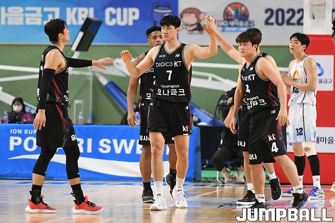 [JB포토] KT, KCC에 94-77로 승리하며 조 1위로 준결승전 진출