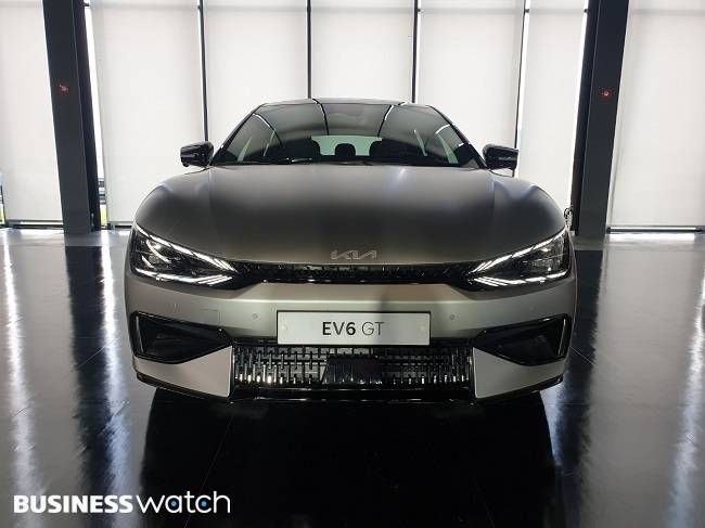 '한국 신기록' 기아 EV6 GT..제로백 3.5초 밟아보니