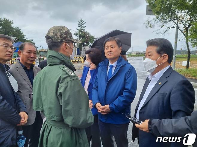 더불어민주당 국방위 강릉 미사일 낙탄 사고 현장 방문