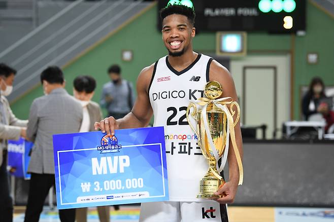 '아노시케 32점 폭발' KT, 현대모비스 꺾고 KBL 컵대회 첫 우승