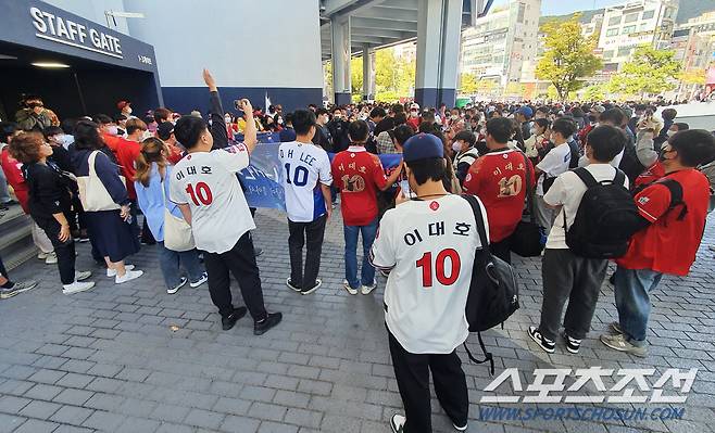 경기 시작 5시간 전부터 북적북적 이대호와 안녕 고하는 롯데 팬들 부산현장