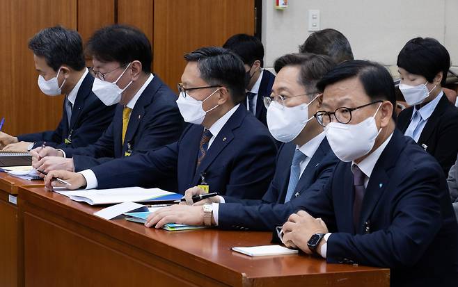 국감서 횡령사고 질타받은 은행장들 책임 통감 직접 내부통제 챙기겠다