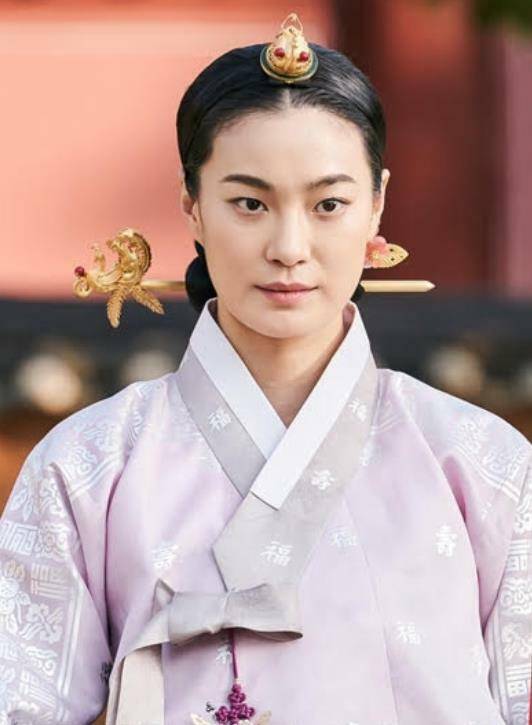 대선배 김혜수의 라이벌이라는 두 명의 후배 여배우들 필더무비
