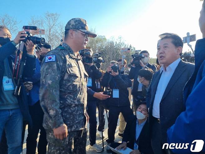 강릉 낙탄사고 현장 찾은 민주당 국방위 국방부·합참 조직적 은폐