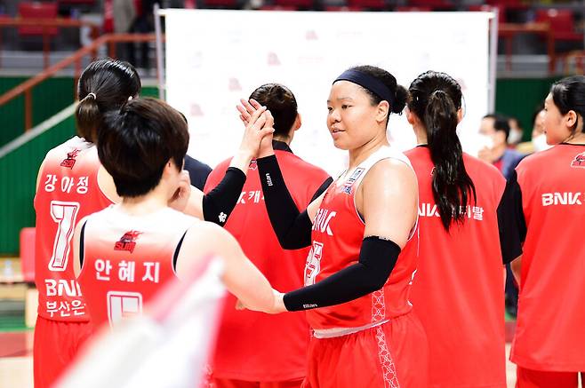 또 PO 진출 노리는 BNK 행복회로, 김한별과 훈련한다