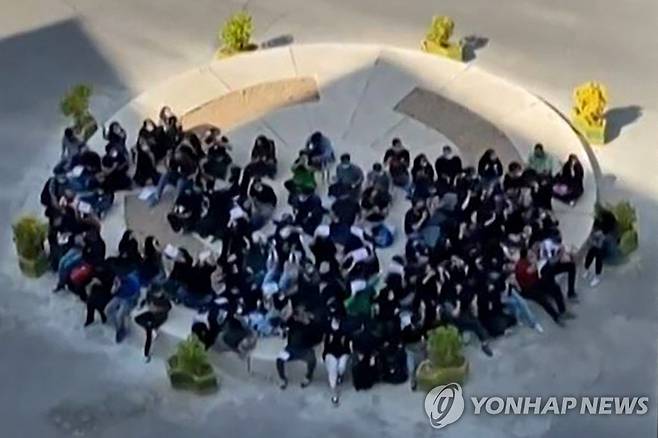 이란 히잡 시위 학생 정신병원에 구금반사회적 행동 방지