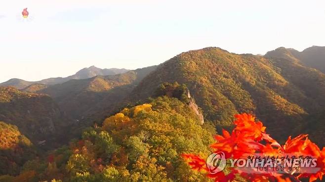 울긋불긋 물든 북한 칠보산단풍놀이 관광객으로 북적