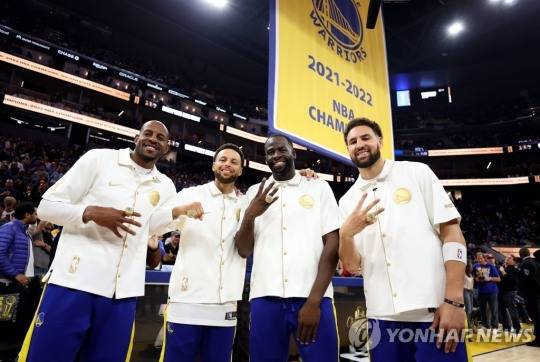 커리 33점 킹 31점 디펜딩 챔프 Gsw Nba 개막 첫날 레이커스 제압