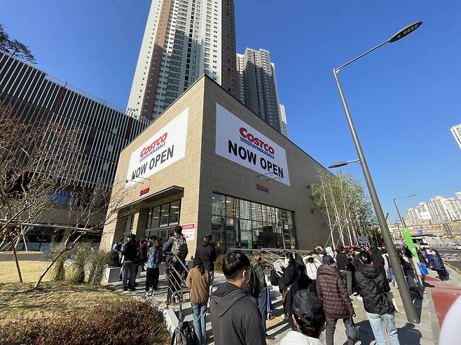 르포 새벽부터 기다렸어요 21년 만에 서울 매장 낸 코스트코 고척점 인산인해