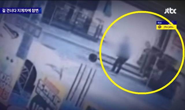 꺼진 보행자 신호등길건너던 여성 지게차 치여 숨져
