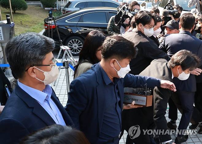 서욱 전 장관에게 항의하는 서해 공무원 유족