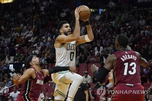 Nba 테이텀·브라운 맹활약 보스턴 Mia 꺾고 개막 2연승 달려