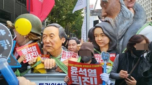 서울 도심 집회에 윤 대통령 부부 닮은 대형 인형 등장