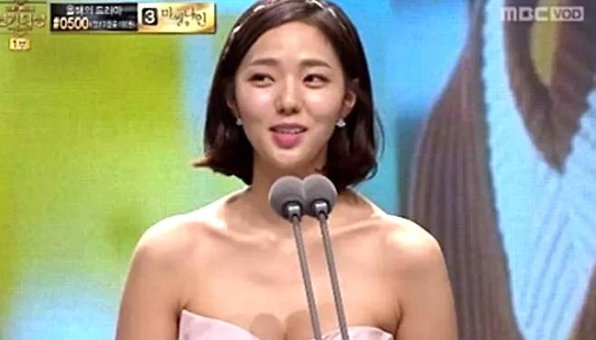탄탄한 승모근 싹 사라진 여배우의 확 달라진 최근자 모습 뉴스에이드