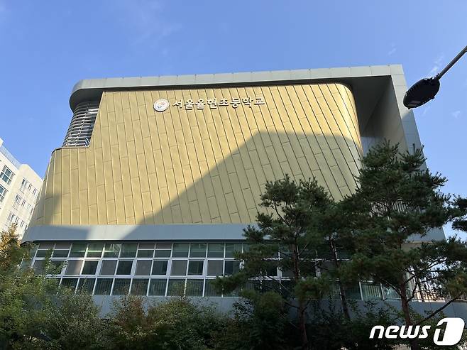 공사판·10차로 건너 2㎞ 떨어진 학교 가라고 Vs 초과밀학급 안돼