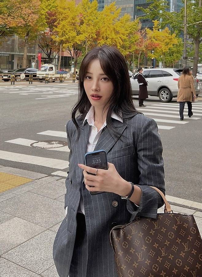 유깻잎 공포의 8cm 하이힐 포기할수 없는 클래식 슈트 오피스룩 패션엔