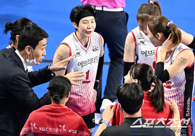 김연경 대비 철저 예상 깨보겠다 어색한 홈데뷔전 고희진의 각오 대전브리핑