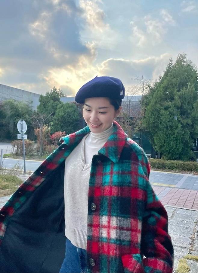 ‘전진 아내 류이서 베레모로 힘준 체크 코트 겨울룩 ‘아티스트 같네 패션엔