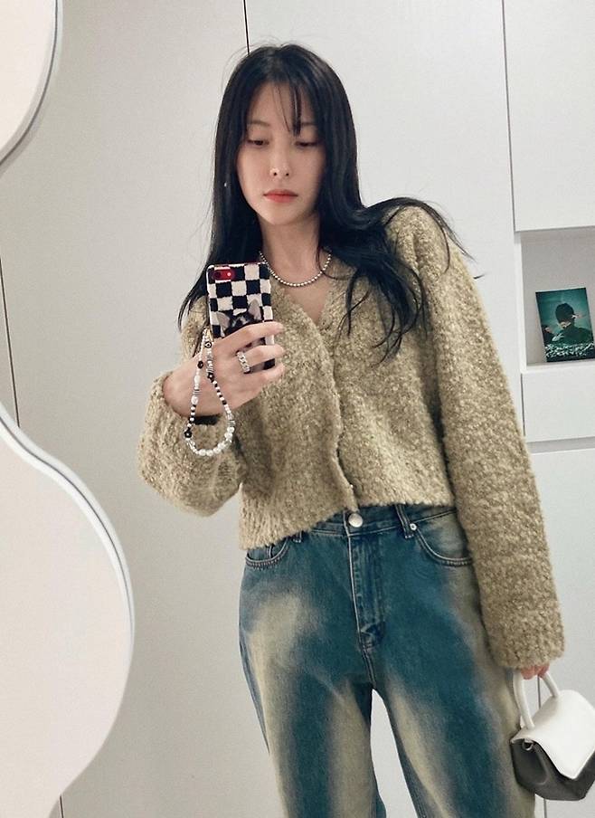 카라 박규리 꾸안꾸 끝판왕 워싱 데님에 부클 카디건 빈티지룩 패션엔