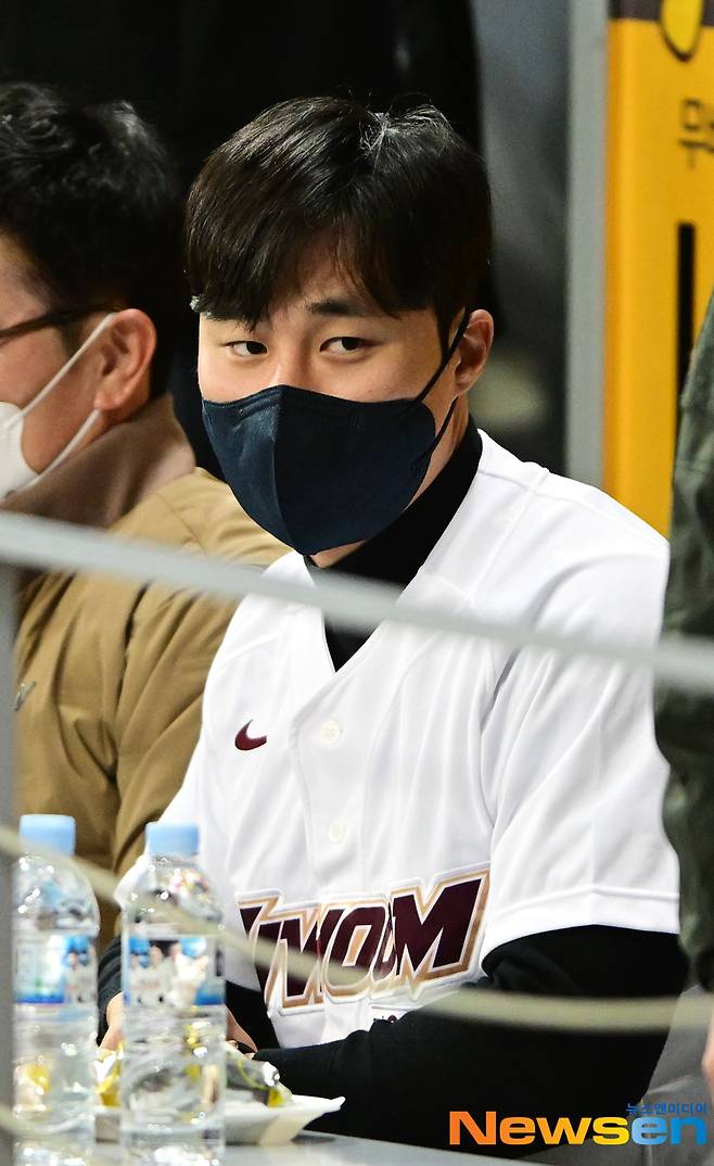 김하성 키움 유니폼 차림으로 한국시리즈 3차전 관전 포토엔hd
