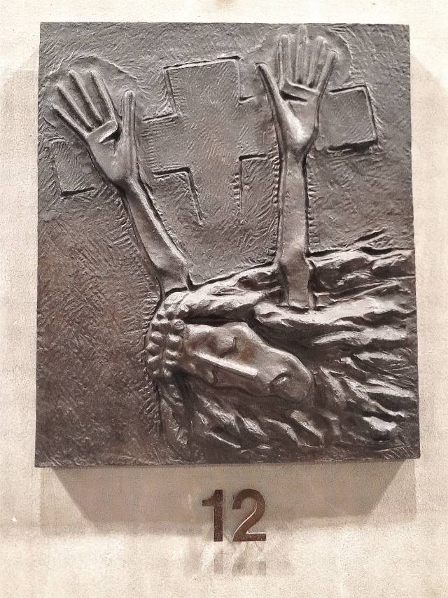 로비의 그림 장식 하나 없이 소박한 聖像···숭고함으로 세상 모두를 품는듯