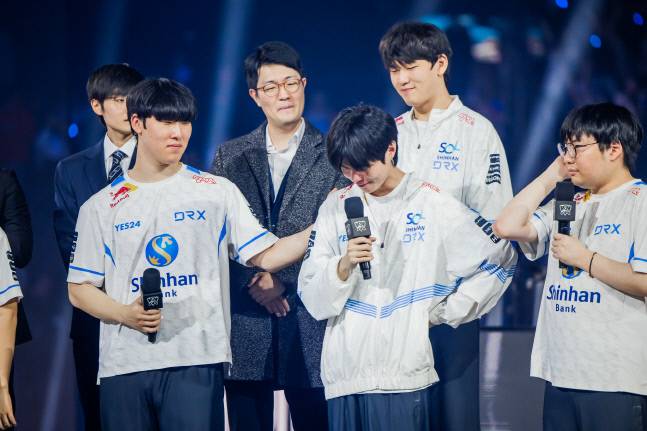 꺾이지 않는 마음→첫 롤드컵 우승 ‘데프트 눈물로 새긴 감동드라마 롤드컵 스타
