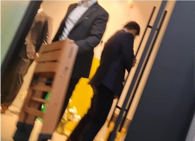 단독 대통령경호처 직원들 코바나 지키며 이사 도왔다