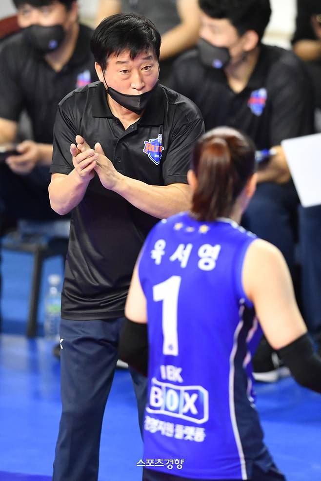 현대건설이 조금 안좋았을 때 더 파고 들었어야” 기업은행 김호철 감독의 아쉬움 스경x현장