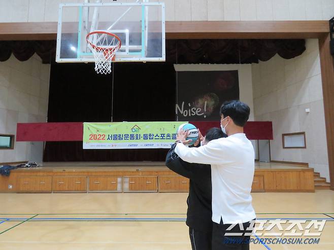 화이트보드 빼곡한 훈련기록 장애 벽x한계 허문 원팀방원中서울림운동회 2관왕의 기록