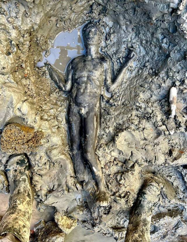 온천서 2300년전 고대유물 우르르···로마신화 속 그 모습