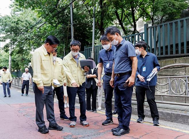 마포구 손상된 골목길 보도블록 주민센터가 보수합니다”