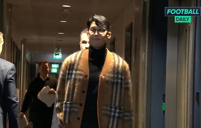 수술 후 첫 모습 드러냈다버버리 입은 손흥민 안경 너머엔