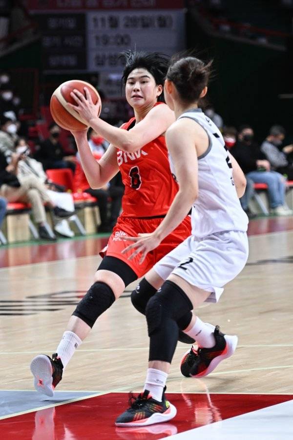 한엄지·이소희 폭발한 Bnk Kb스타즈 꺾고 9시즌만에 4연승