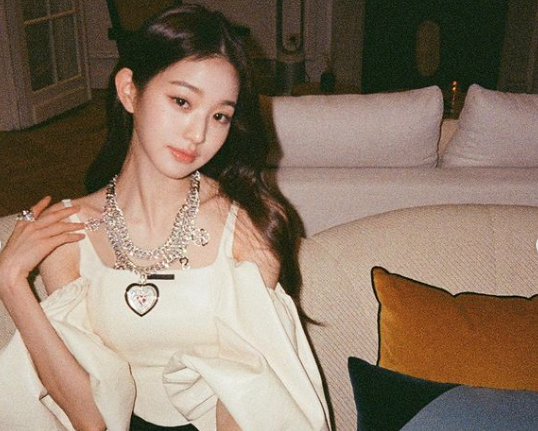 장원영갑자기 성숙해진 스타일링여리여리 목선 강조된 블라우스 룩 어썸클